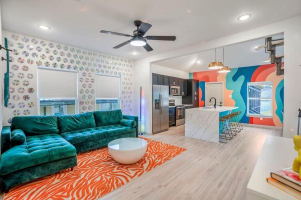 Hot Tub Sleeps 12 - Houston, TX