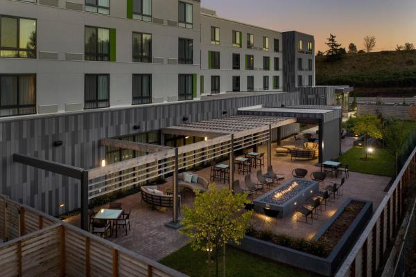 Courtyard By Marriott Portland East - Portland, OR