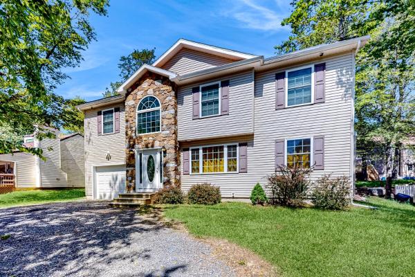 Pocono Waterside Escape - Tobyhanna, PA