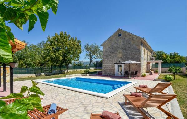 3 Bedroom Cozy Home In Hrvace - Croatia