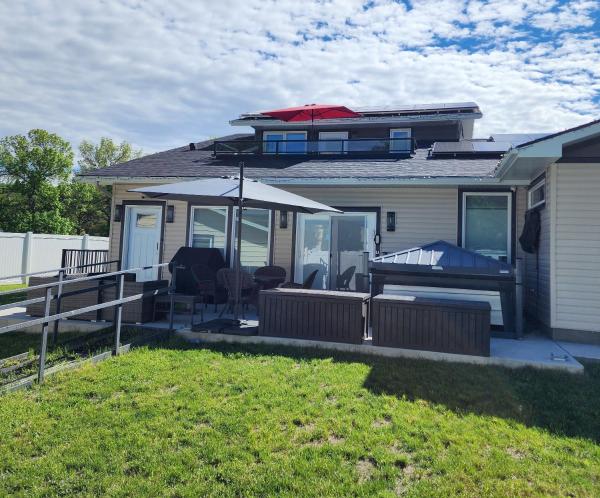 Loft With Patio & Hot Tub - Alberta
