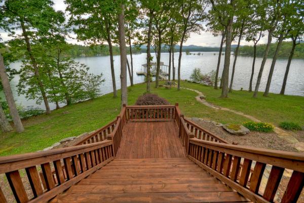 Blue Ridge Lake Retreat - Lakefront Luxury Home - Private Dock, Hot Tub, Sundeck, Private Boat Launch, Near Downtown - Blue Ridg - Blue Ridge, GA