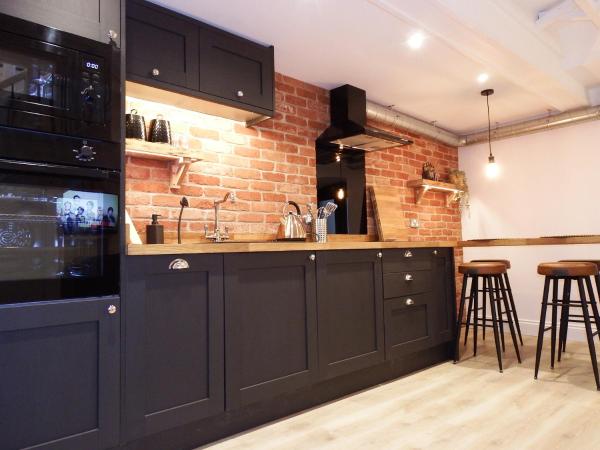 Newly Renovated Stunning Warehouse Apartment - 도싯