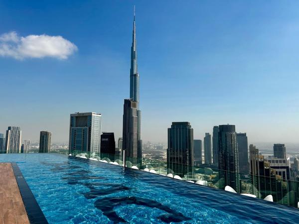 Luxury Stay With Burj Khalifa Views & Infinity Pool - Dubai