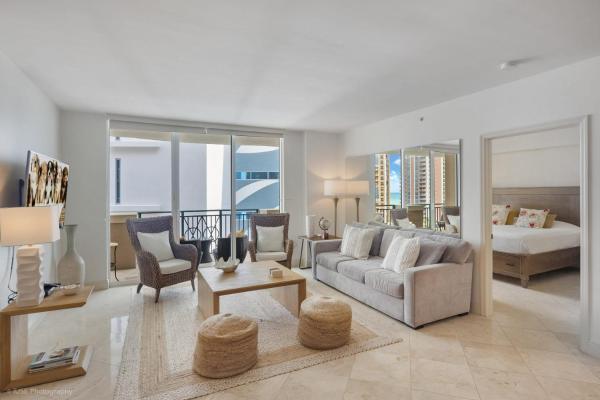 Prime Sunny Isles Stay With Pool And Free Parking - Sunny Isles Beach, FL
