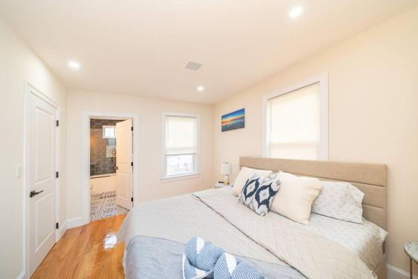 Bright & Spacious 4br & 2ba Boston Apt - Bathtub, Free Parking Near Red Line 802 - Jamaica Plain - Boston