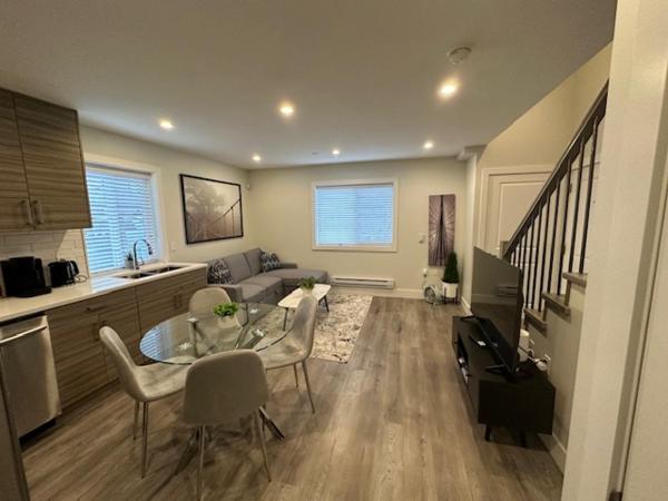 Bright And Cozy Modern Home In Vancouver - Central To Yvr-downtown - Free Private Parking - Burnaby
