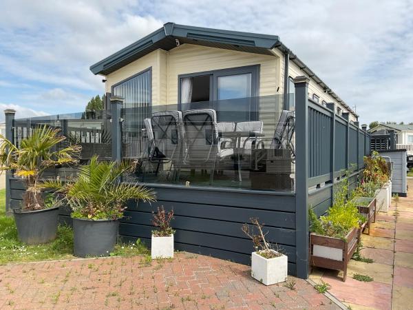 2 Bedroom Mini Lodge Caravan At Coopers Beach Holiday Park - West Mersea