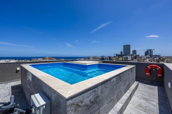1 Bedroom Penthouse Retreat For Couples & Families With Large Rooftop Terrace And Pool - Aeropuerto de Malta (MLA)