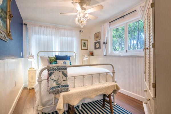 Redwood Hollow Cottages - San Diego, CA