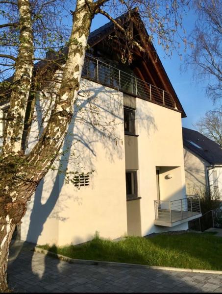 Modernes Ferienhaus Mit 2 Balkonen, Terrasse Und Garten ! - ボーフム