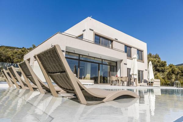 Presidential Beach Villa - Лесбос