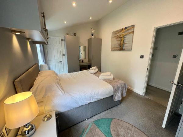 Fox Lodge At Owlet Hideaway - With Hot Tub, Near York - Pocklington