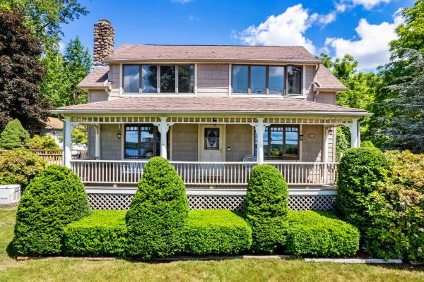 Grammy's Lake House W Private Waterfront Access - East Hampton, CT
