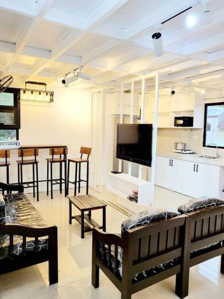 Tagaytay Green Cabin Staycation Free Parking Over 8pax Public Transport Accessible 0201 - Tagaytay
