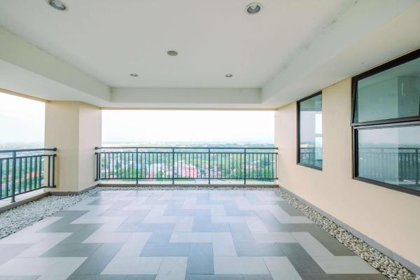 Modern And Comfy Studio At Transpark Cibubur Apartment By Travelio - Cibubur