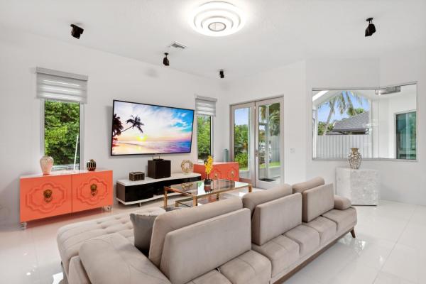Luxury Modern Waterfront House In Best Location! King Bed Suite & Close To Beach - Palm Beach Gardens, FL