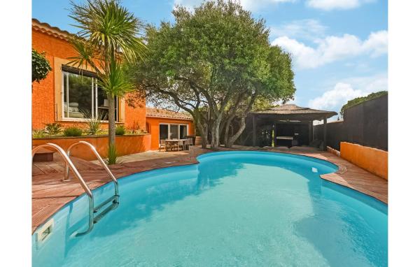 Nice Home In St-génies-de-comolas - Roquemaure