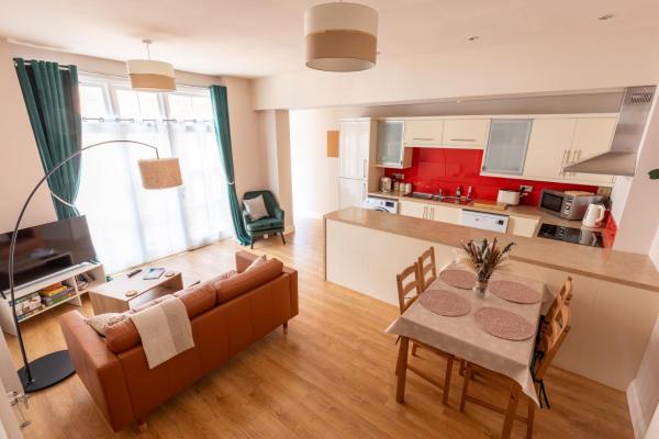 Stylish Beach Townhouse With Parking And Ferry Offer - Sandown
