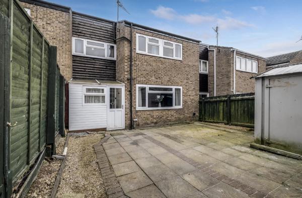 Spacious 4 Bedroom House Private Parking - Corby