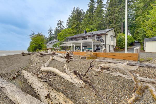 Beachfront Anderson Island Escape Rainier Views! - Anderson Island, WA