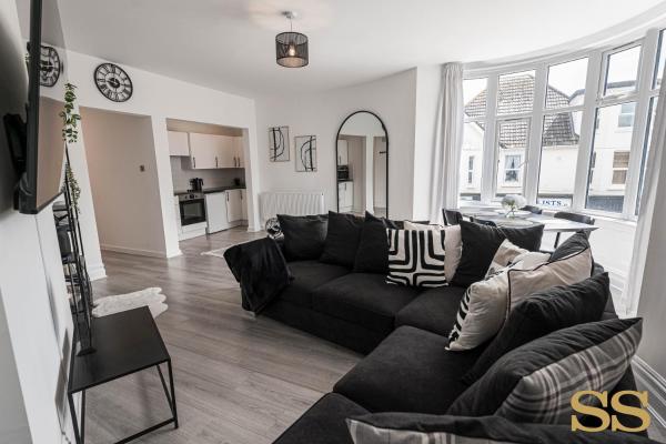 2 Bed Apartment, Sleeps 6, Free Parking, 5 Mins Beach - Poole