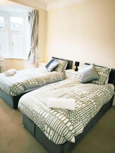 Modern 4 Bedroom Home, Sleeping 7, Perfect For Families And Professionals Book My Stay - Southend-on-Sea