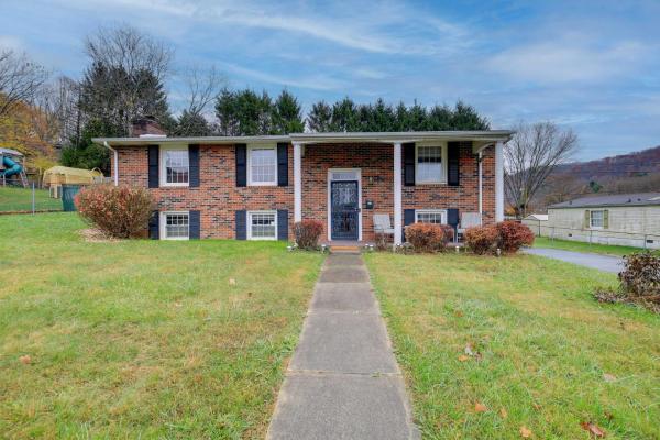 Bluefield Home With Covered Deck - Near Parks! - Lake Shawnee, WV