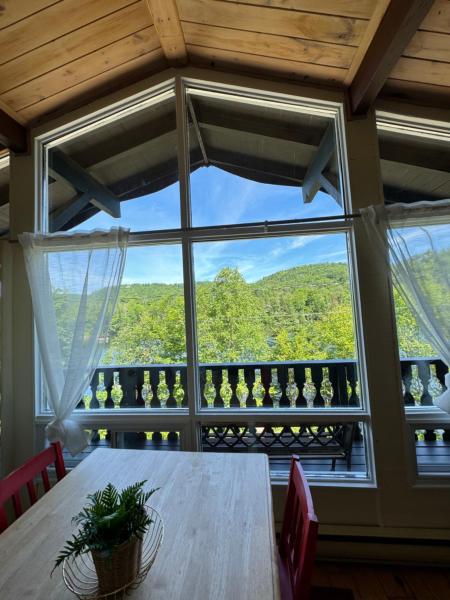 Chalet Alpin Suisse Au Bord Du Lac - Québec