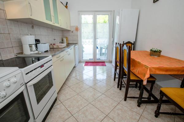 Ferien Haus, Bestway Pool,garten,grill,terrassen,parking - Rab
