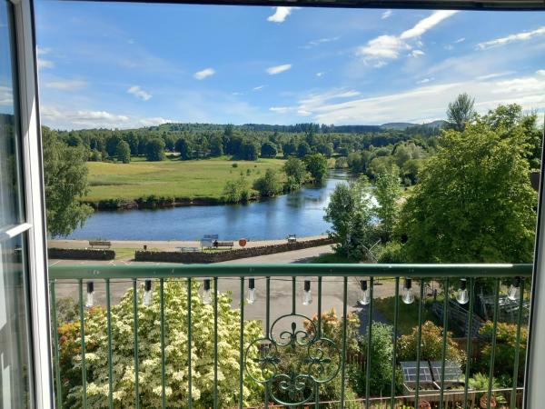 Idyllic Waterside Penthouse - Callander