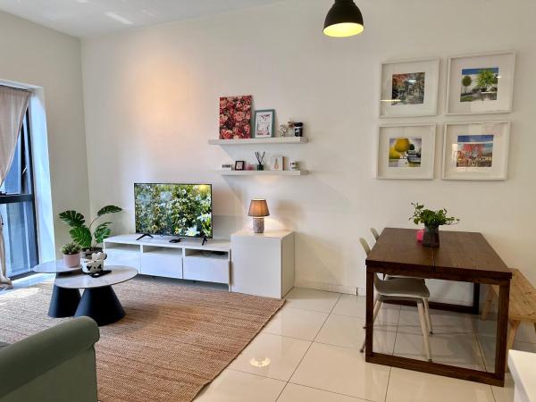 Charming Rustic Retreat With Cozy Interior And Sky Pool View - Subang Jaya