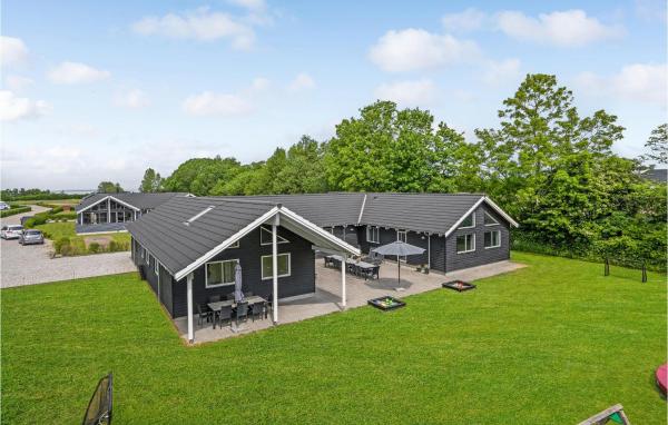 8 Bedroom Stunning Home In Nordborg - Denmark