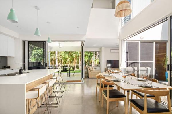 Mount Coolum Beachfront Abode With Private Rooftop - Coolum Beach