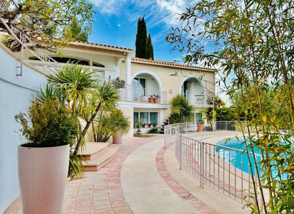 Studio Avec Loggia, Piscine Et Parking - France