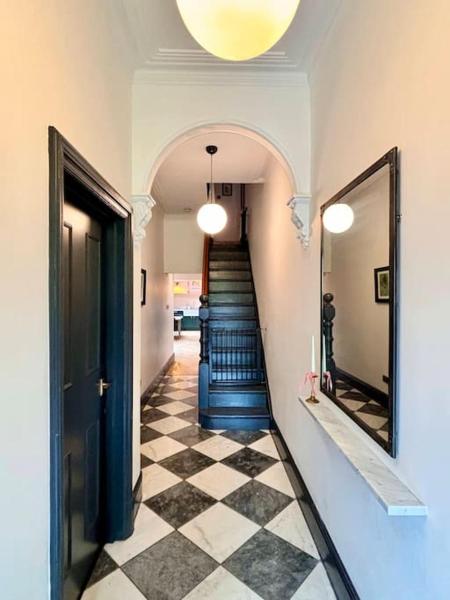 Spacious Home In Leeds Ideal For Gatherings With Free Parking - Leeds