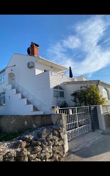 Apartment Remi, Penthouse With Balcony, Free Parking - Sevid