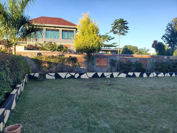 Alice Gardens And Campsite - Ouganda