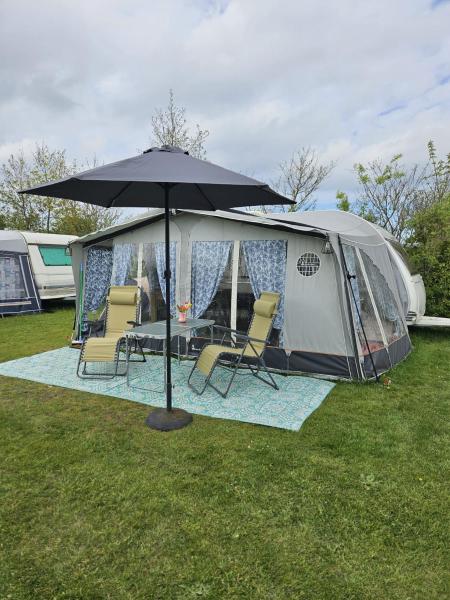 Caravan Met Voortent En Bijzettentje - Nordholland