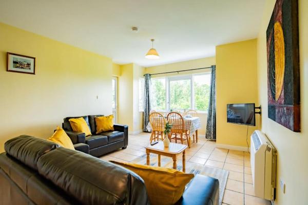 54 - Large Three Bed Apt With Parking - Galway