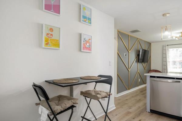 Chic 2-bed Haven With Vibrant Décor In Se Atlanta - Atlanta