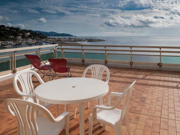 Studio Cabine Avec Terrasse Et Parking, à 10m De La Plage - Le Lavandou