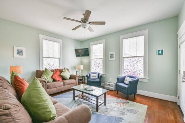 Coastal Blue Beach House With 3 Bedrooms And Just Off The Seawall - Beach Access, Galveston