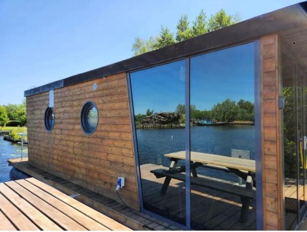 A Nice Tiny House On The Water - Hoofddorp
