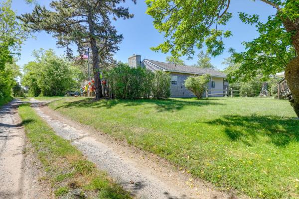 Close To Beach And P-town! Cottage With Bay Views - Truro, MA