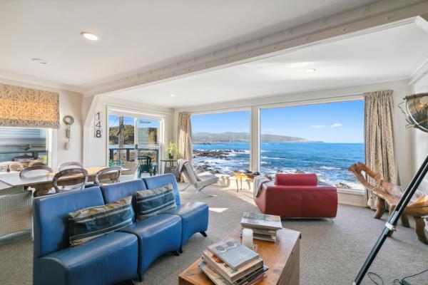 Pacific Ocean Seafront Home Near Airport - Wellington, New Zealand