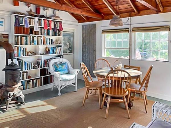 Elegant Nantucket Retreat On Village Way 3br - Nantucket, MA