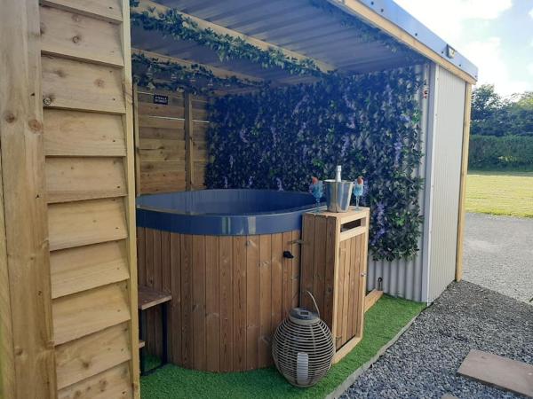 Anglesey New Modern Shepherds Hut With Spa Hot Tub - Nordwales
