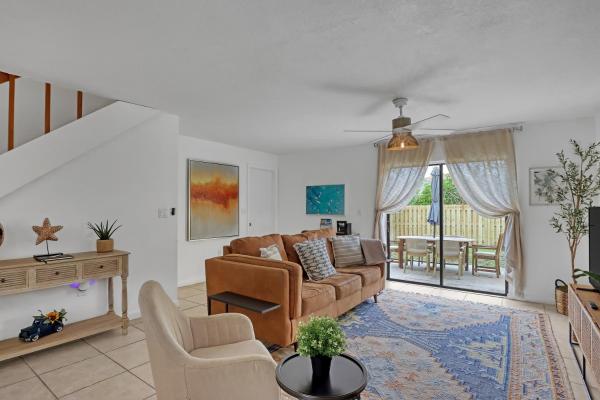 Spacious Townhome 5 Mins Walk To Beach - Cocoa Beach, FL