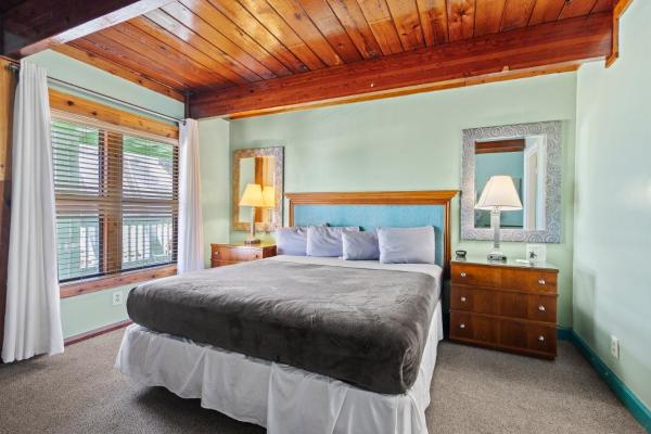 Oceanfront Inn, Partial Ocean View, King Bed, #8 - Fort Pierce, FL